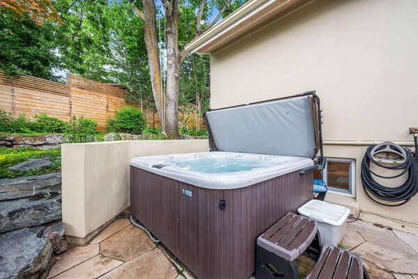 New Listing! Walk To Pearl St | Hot Tub | Garden | Prime Location - Boulder, CO