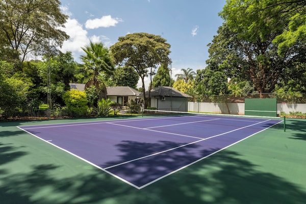 Elegant 5-bedroom Guest House - Harare