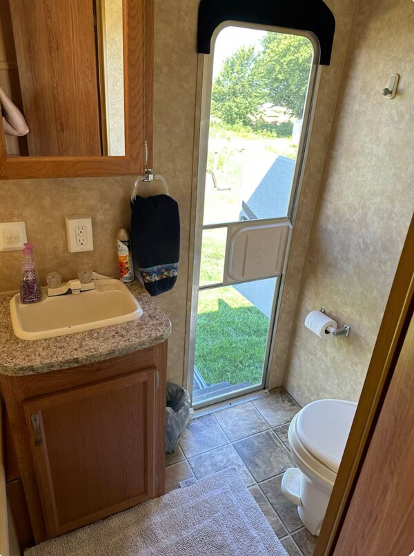 Cozy 2-bedroom Rv In Charming Apple River With Ac - Illinois
