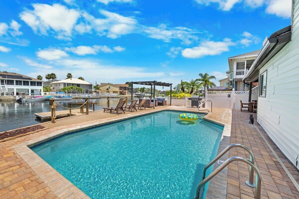 *New/beautifully Remodeled/waterfront/pool Home - Spring Hill, FL