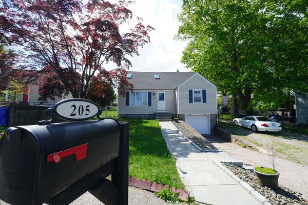 Norwalk Spacious Stay  Entire House + Fenced Yard + Parking + Laundry + Updated - Weston, CT