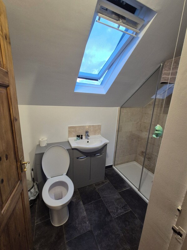 Spacious 2 Bedroom 2nd Floor Apartment, Perfect For Family Or Groups Of Friends - Aéroport de Londres City (LCY)