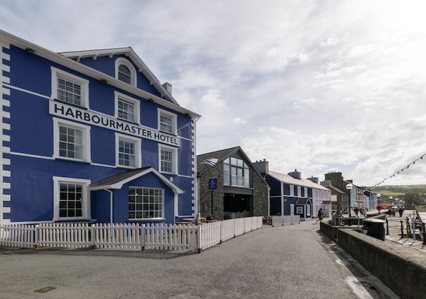 Pen Cei Apartment - Two Bedroom Apartment, Sleeps 4 - Aberaeron