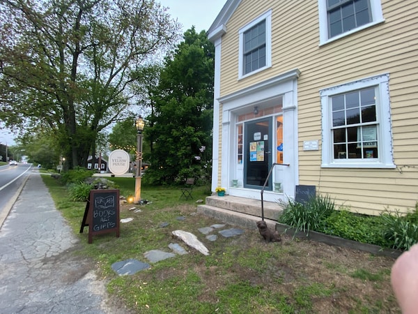 Charming Apt Above Bookshop In Historic Tiverton Four Corners Village Center! - Tiverton, RI