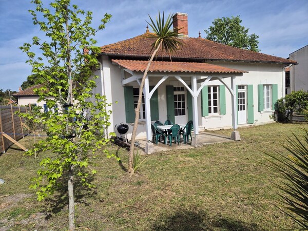 Charmante Villa De Vacances  \Nvilla  3  Chambres  Claires Avec\nun Grand Jardin - Biscarrosse