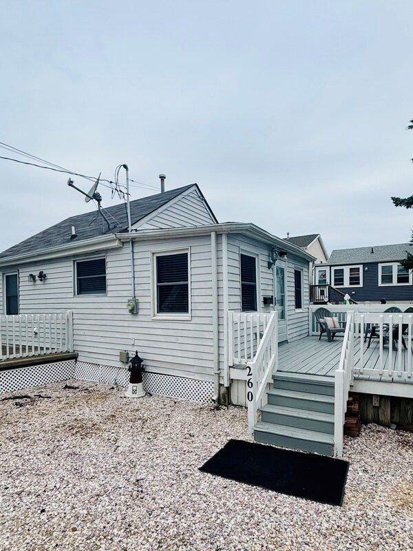 Beach House With 2 Beach Badges, 1 Block To The Beach, Boardwalk, And Shopping - Brick Township, NJ