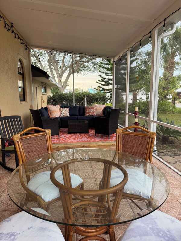 Zephyr House In Zeus Park - Walk To Beach & Dining, Game Room, Screen Patio Boho - Hobe Sound, FL