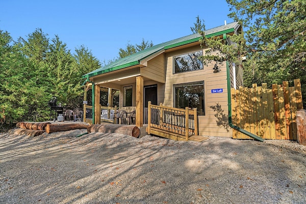 2 Level Cabin W/hot Tub & Fireplace. 1.5 Bathrooms, 2 Queen Beds. Pet Friendly! - Nebraska