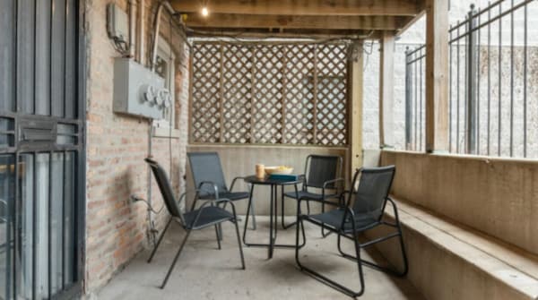 Chicago 1br Condo W Free Gated Parking & Highspeed Internet - Chicago, IL