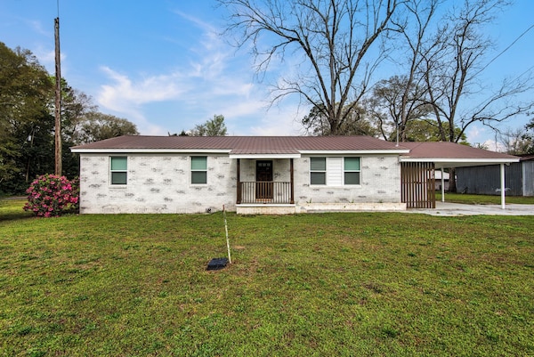 Charming 3-bedroom Close To Crystal Clear Natural Springs In Defuniak Springs Fl - DeFuniak Springs, FL