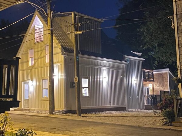 Bishop House, Sleeps 8, Downtown With Hot Tub! - Charlottetown