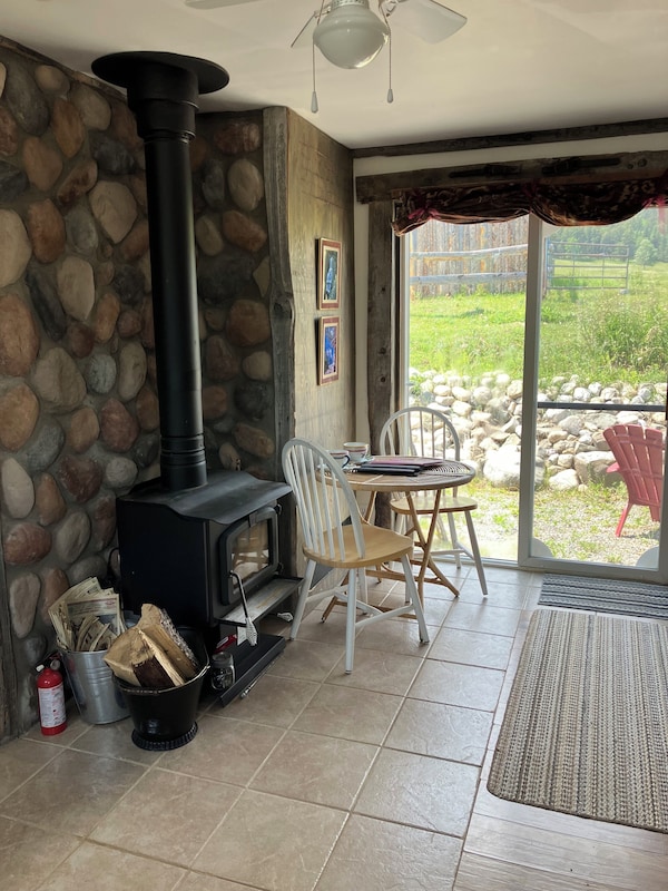 Small Vintage Ranch Accomidation - Cochrane