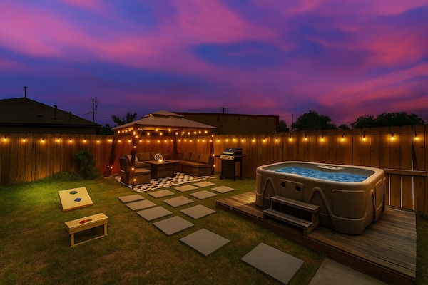 Luxe Houston Retreat  Hot Tub  Gazebo  Games  Near Nrg Stadium & Med Center - Houston, TX