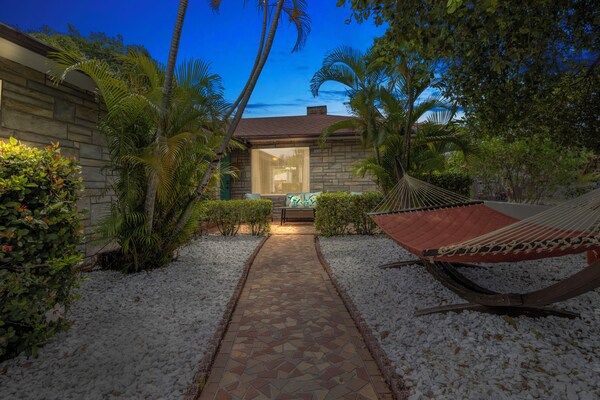 Tropical Paradise W/ Private Pool! - Lake Worth, FL