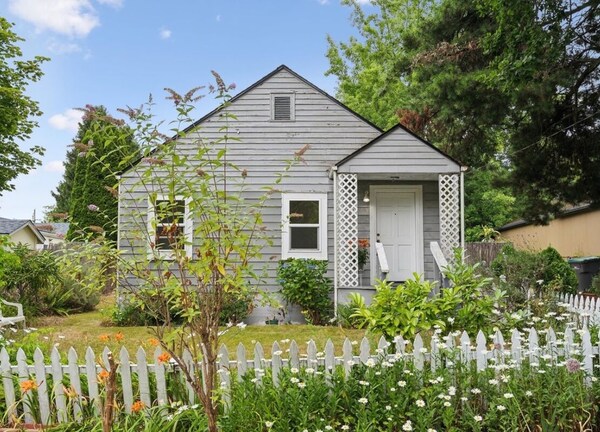 Cozy 3 Bed & 1.5 Bath Near Downtown, Ferries And The Waterfront In Port Orchard - Port Orchard, WA