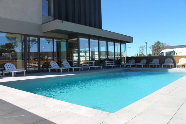 Perfect Le Castellet Getaway! Modern Haven W/pool & Dining Near Local Adventure! - Signes