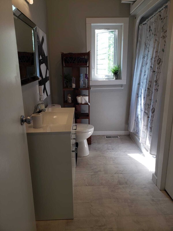 Waterfront Family Oasis  Comfort & Charm - Manitoba