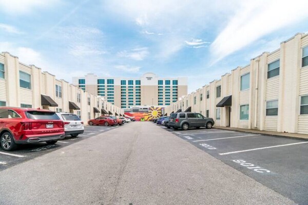 Beachside Retreat: 2br Luxury Condo  King Bed - Virginia Beach, VA