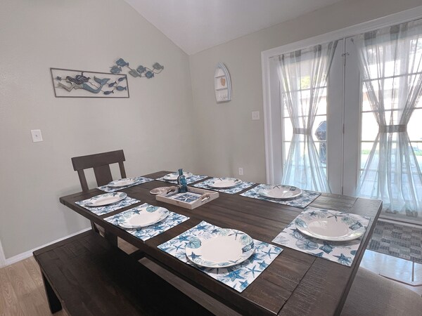 Large Home Near The Ocean, Sleeps 1-11 Guest! - Navarre, FL