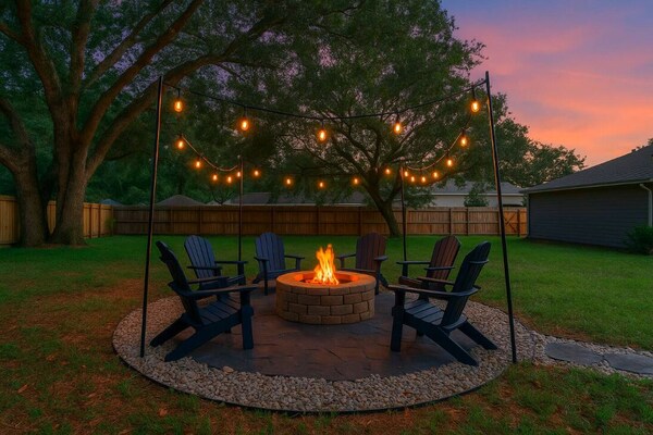 Stylish Home With Hot Tub, Bikes, Firepit & Fenced Yard  Near Riverwalk - Lake Mary, FL