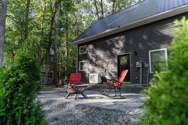 Cozy Basecamp Near Lake, Trails & Town! - Fairview Lake, PA