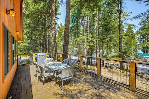 Walk To Lake Almanor: Prattville Cabin W/ 2 Decks! - Chester, CA