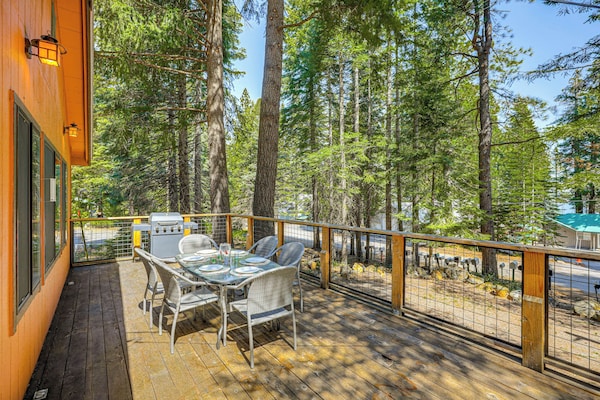 Walk To Lake Almanor: Prattville Cabin W/ 2 Decks! - Chester, CA