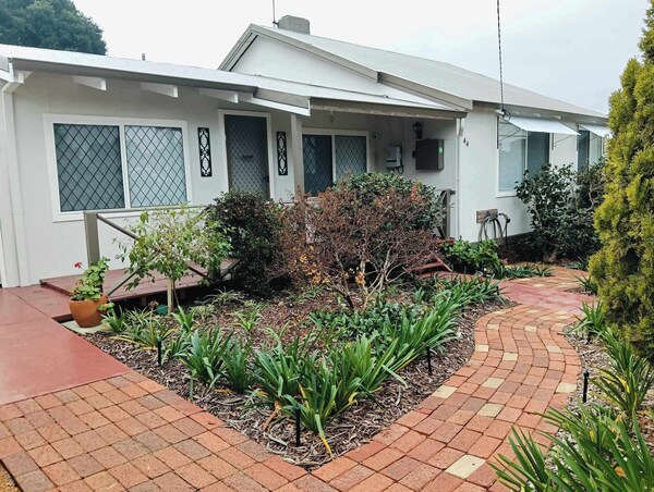Collie Getaway-  Camellia Cottage - Collie
