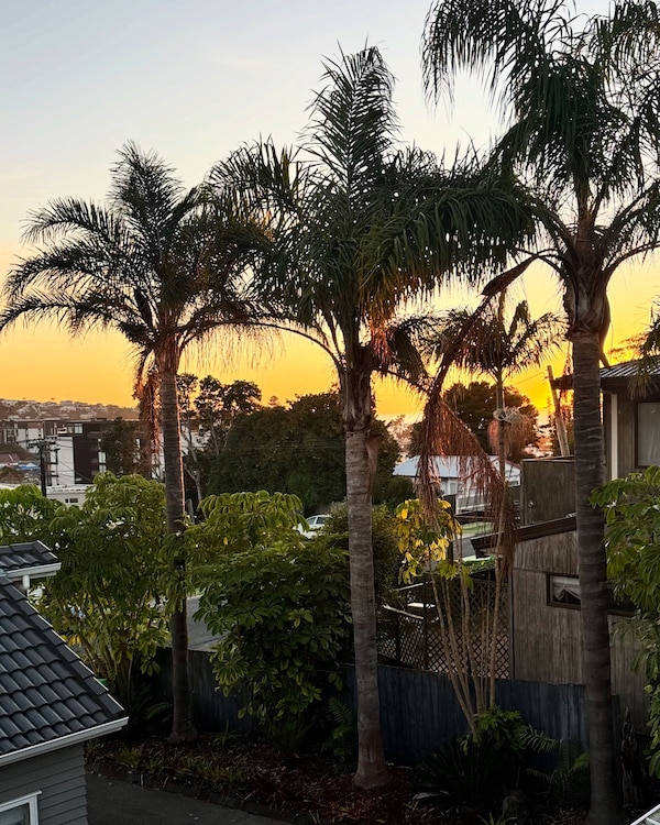 Your Coastal Escape. Walk To The Beach. Private Spa, Whole House Access. - Auckland