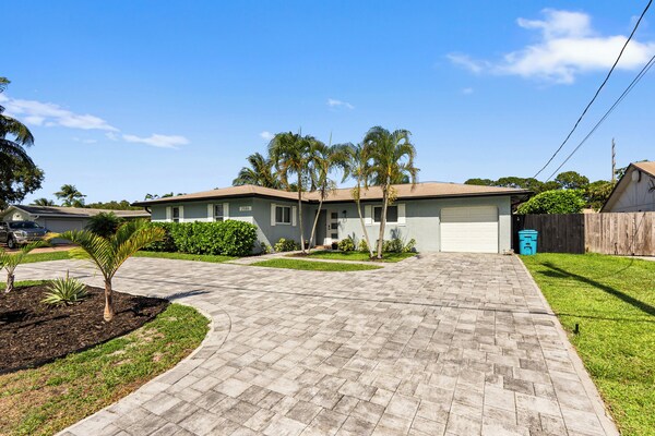 Stunning Waterfront 3bd/2ba Home W/ Heated Pool- 1 Mile From Beach! - Delray Beach, FL