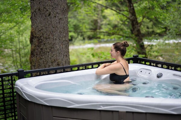 New! Hot Tub With Amazing River View At Hunt's Hut! - Skykomish, WA
