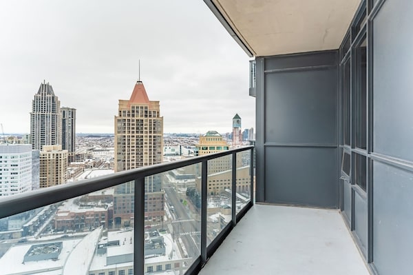 Luxurious 2br-2bath Condo In Mississauga Squareone - Toronto