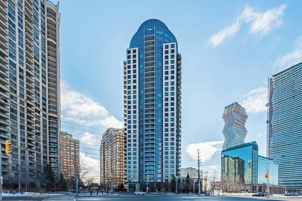 Spacious 1 Bedroom+ Den, 1 Bath Condo/ Square One - Mississauga