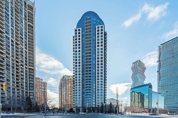 Spacious 1 Bedroom+ Den, 1 Bath Condo/ Square One - Mississauga
