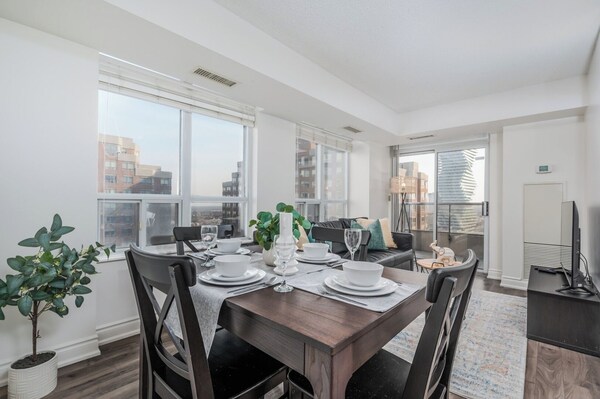 Executive 2 Bedroom Condo Close To Square One - Toronto
