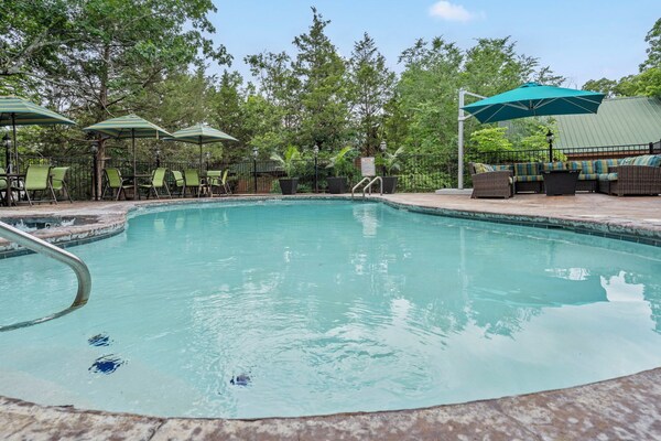 Family-friendly Branson Getaway | 2 King Beds & Sleeper Sofa - Rockaway Beach, MO