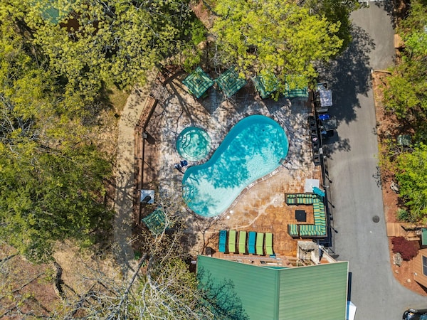 Ultimate Branson Escape | King Beds, Pool & Hot Tub - Table Rock Lake
