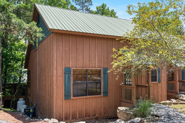Bring Your Pup! Cozy Log Cabin By Main Strip | 2 King Beds + Loft - Branson, MO