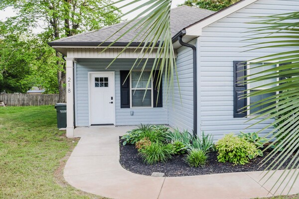 3 Bed. Downtown Designer Den W/ Wifi & Ac In Amazing Greer Near Airport - Greer, SC