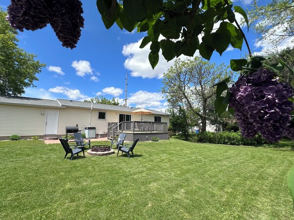 Charming 3 Bedroom 2.5 Bathroom Finished Basement, Huge Yard And Charcoal Grill - Devil's Lake State Park, Baraboo