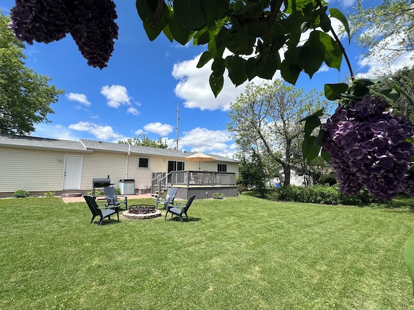 Charming 3 Bedroom 2.5 Bathroom Finished Basement, Huge Yard And Charcoal Grill - Devil's Lake State Park, Baraboo