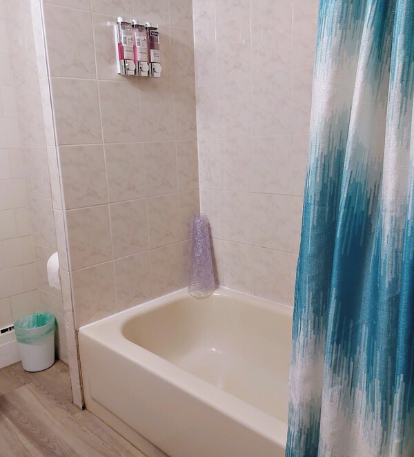 Enjoyable Bungalow Basement With Wifi In Edmonton - Alberta