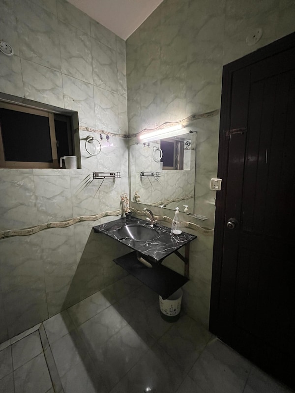 Spacious 2-bedroom Apartment With Wifi, Ac In Beautiful Islamabad - イスラマバード