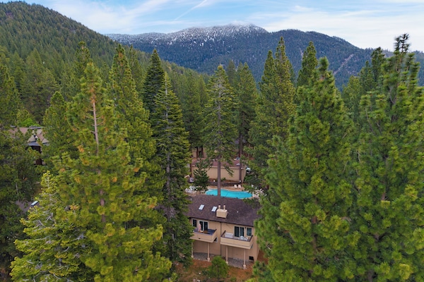 Ski Way By Avantstay | Cozy Tahoe Home W/ Fireplace & Balcony - Carson City, NV