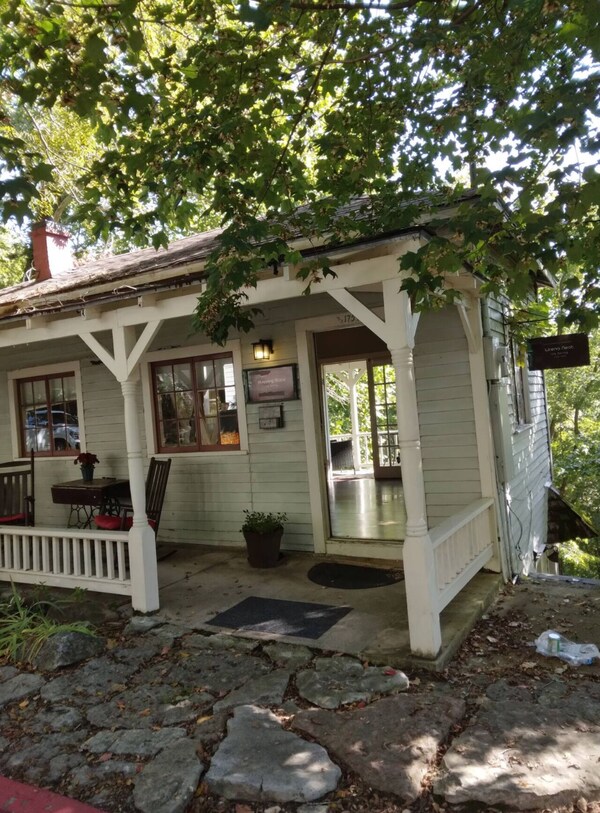 Love Nest With A View And Awesome Location In Historic Eureka Springs - Eureka Springs, AR