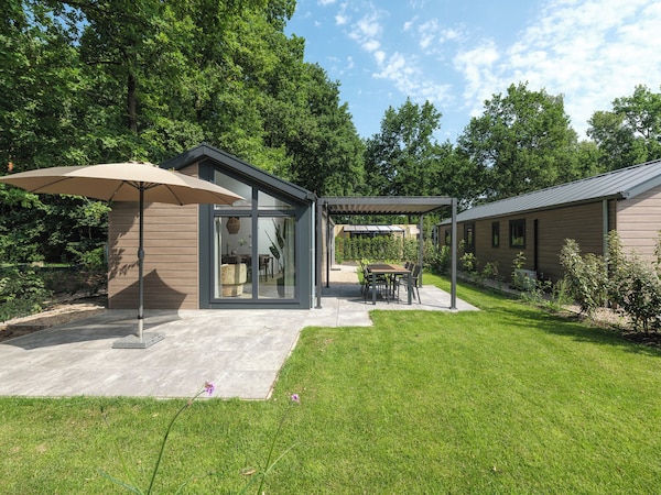The Doornenburg Lodge Offers A Comfortable Holiday Home For 6 People With Modern Amenities And A Private Terrace In The Veluwe. - Apeldoorn