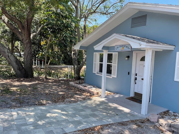 The Blue Jays Nest; A  3-bedroom House With Wifi, Ac In Marvelous Dunedin - Clearwater Beach, FL