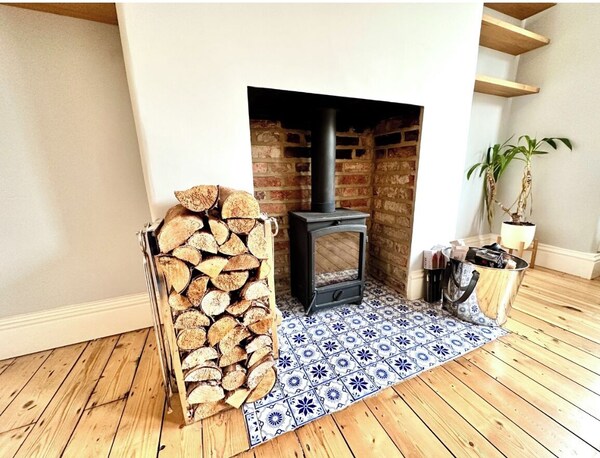 Stunning Sunny, Leafy, Family Mid Terrace That's 20mins Into Central London - Dagenham