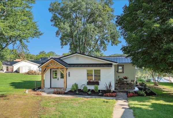 This House Is Located On North Webster Lake And Features A Hot Tub. - Loon Pond, North Webster