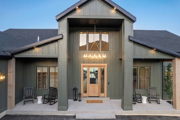 Emerald Estate (Sleeps 38) - Bear Lake